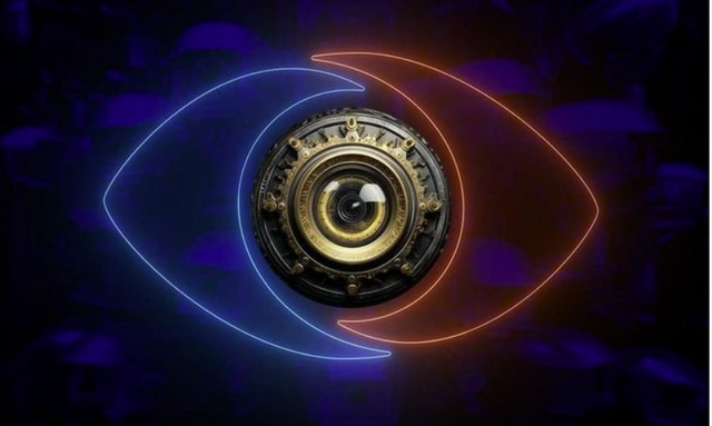 Me të brendshme para tavolinës, ish-banorja e BBV provokon me foton ...