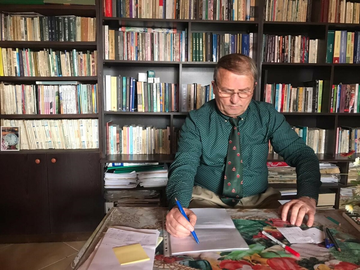 Mësuesi që nuk dinte të shkruante – Sot News | News